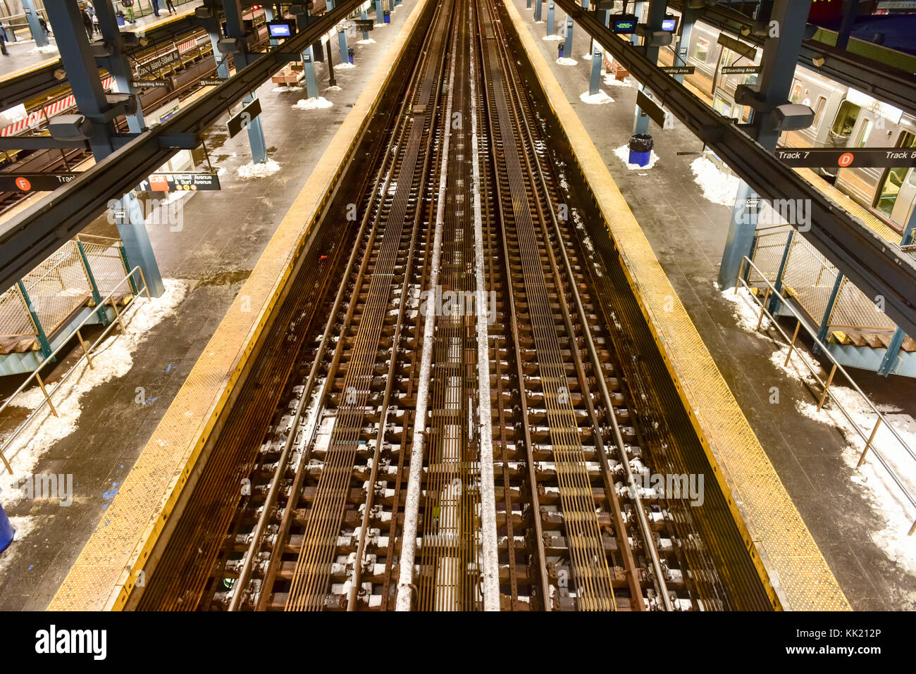 New york city subway third rail hi-res stock photography and images - Alamy