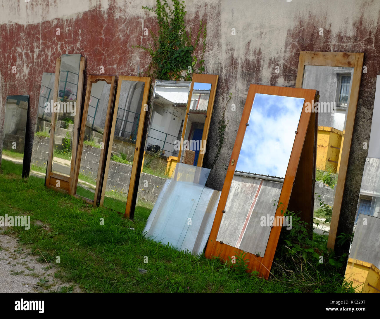 Reflect mirrors hi-res stock photography and images - Alamy