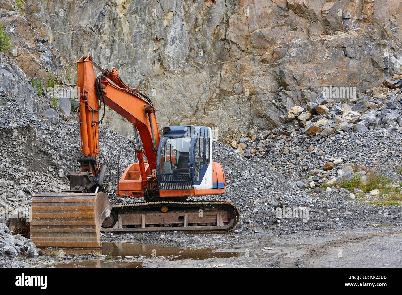 Quarry aggregate with heavy duty machinery. Construction industry ...