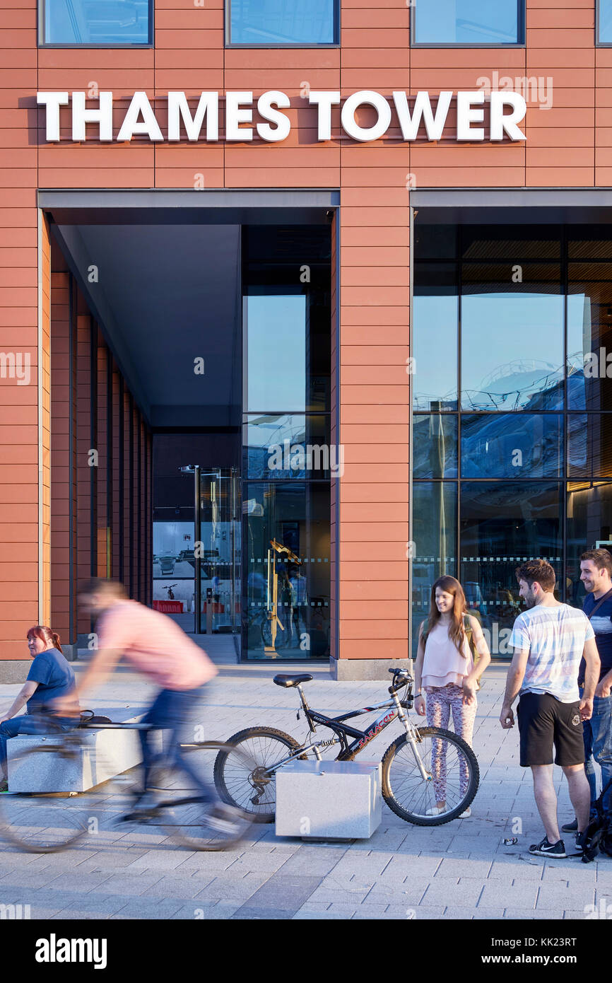 Terracotta clad main entrance with colonnade. Thames Tower, Reading ...