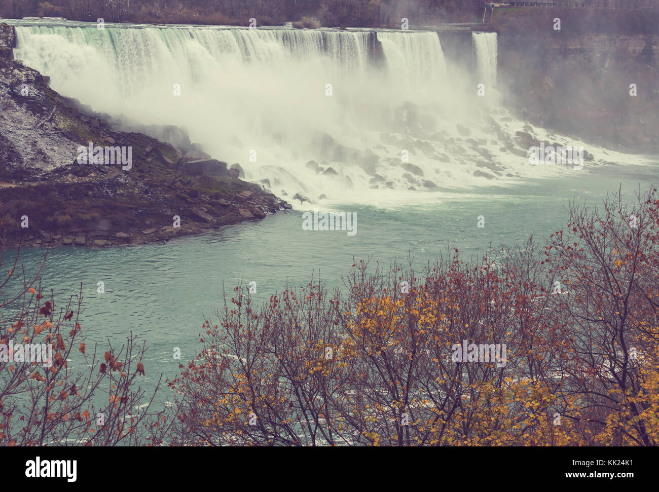 Niagara waterfall in autumn season Stock Photo - Alamy