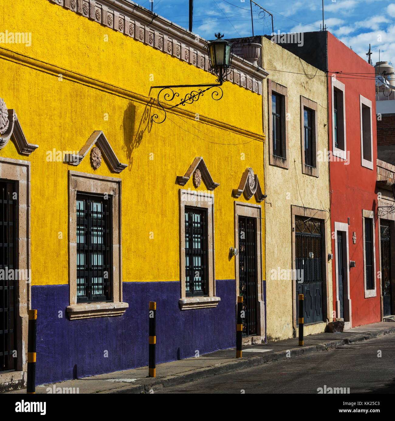 Colorful building on mexican street Stock Photo - Alamy