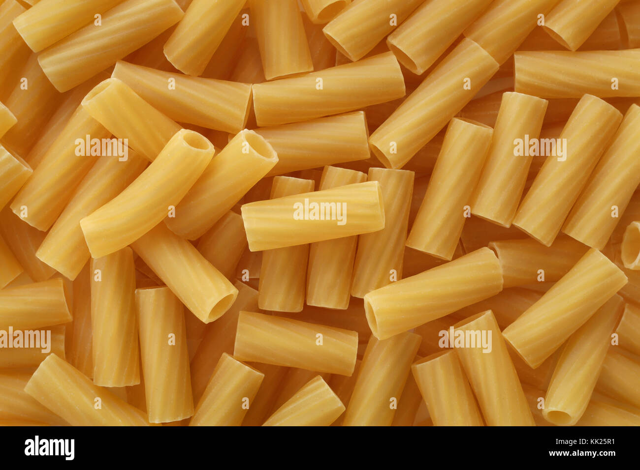 Pasta tortiglioni background Stock Photo - Alamy