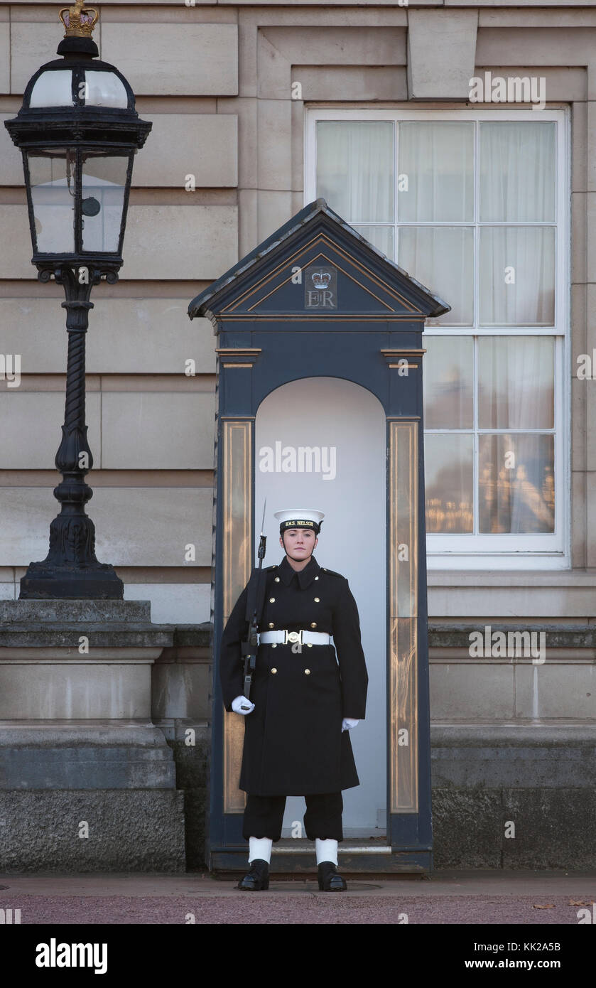 Buckingham palace and sentry box hi-res stock photography and images ...