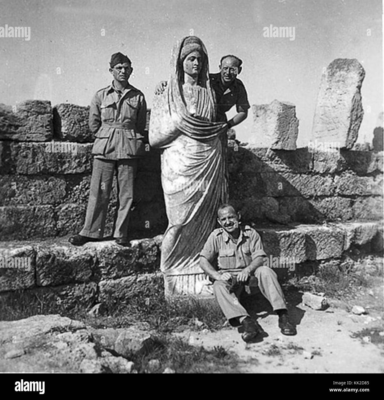 Jewish Brigade soldiers at an archaeological site in Benghazi area 1943 ...