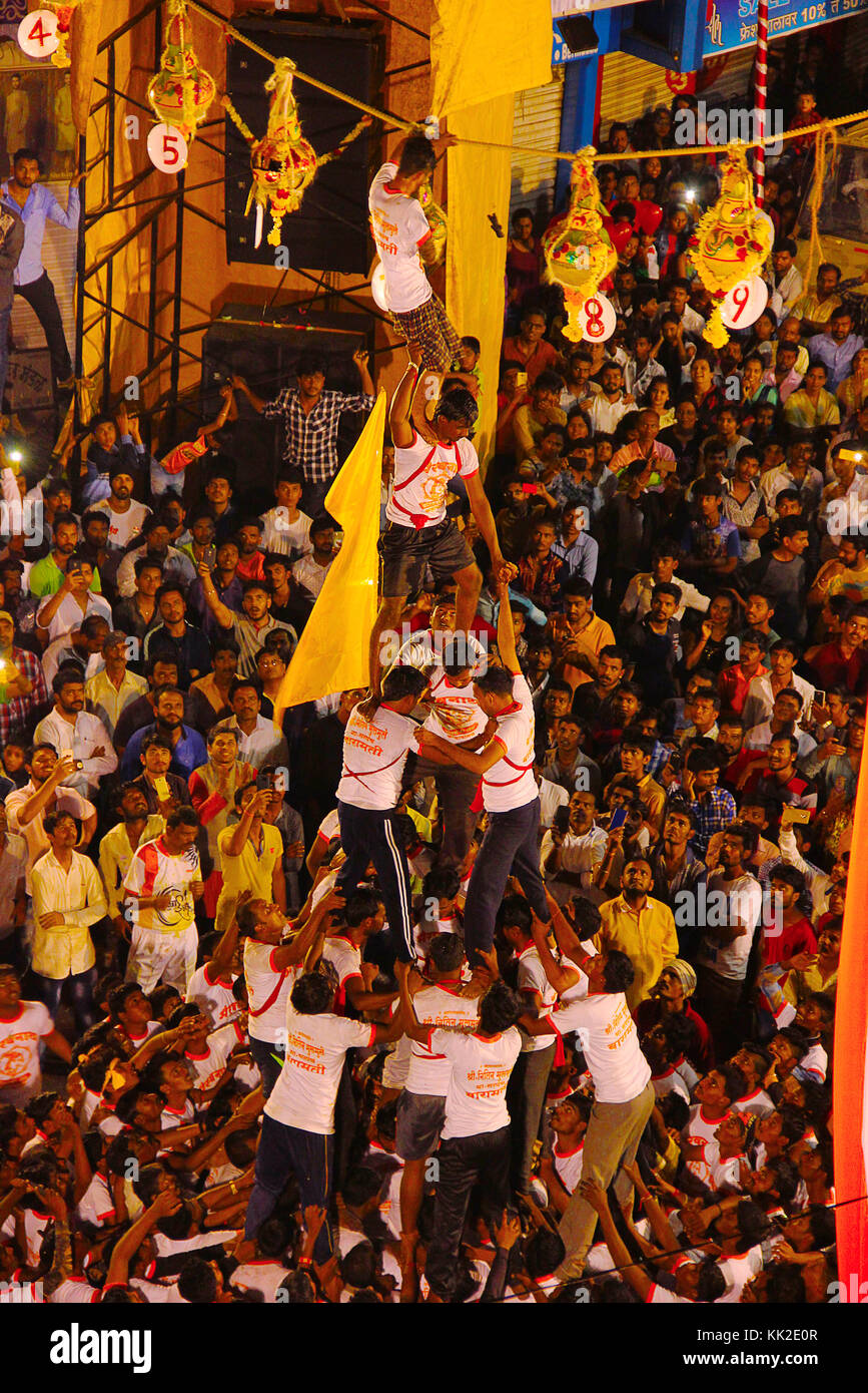 Pyramid break dahi handi matki hi-res stock photography and images - Alamy