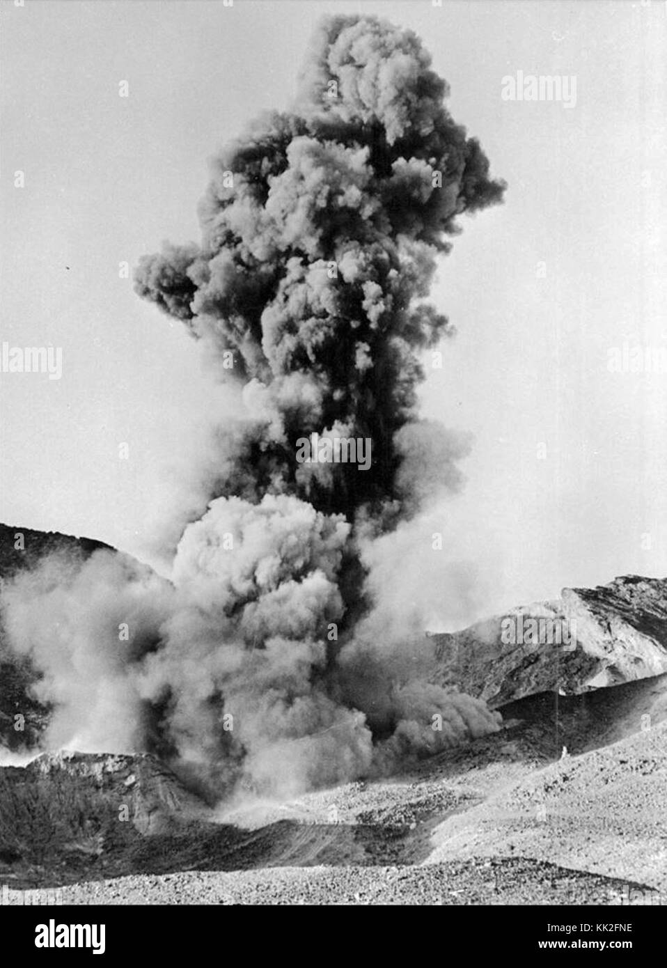 Bomb explosion, middle east hi-res stock photography and images - Alamy