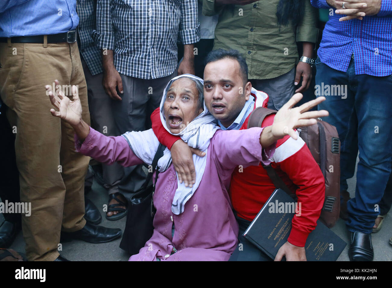 Dhaka, Bangladesh. 27th Nov, 2017. Relatives of the convicts in the ...