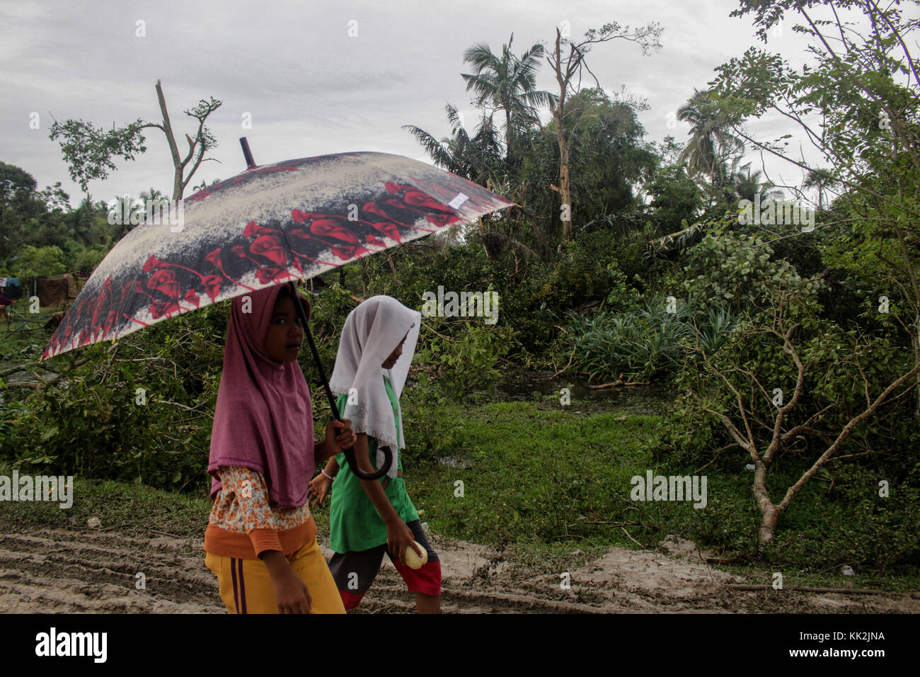 Aceh Utara, Aceh, Indonesia. 27th Nov, 2017. Aceh women pass through a ...