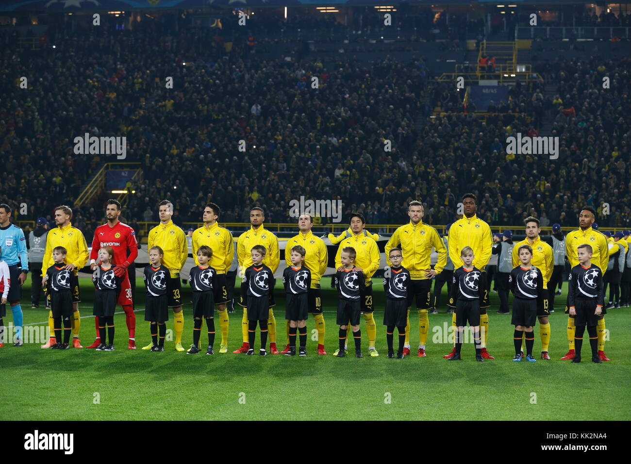 Dortmund, Germany. 21st Nov, 2017. Dortmund team group line-up ...