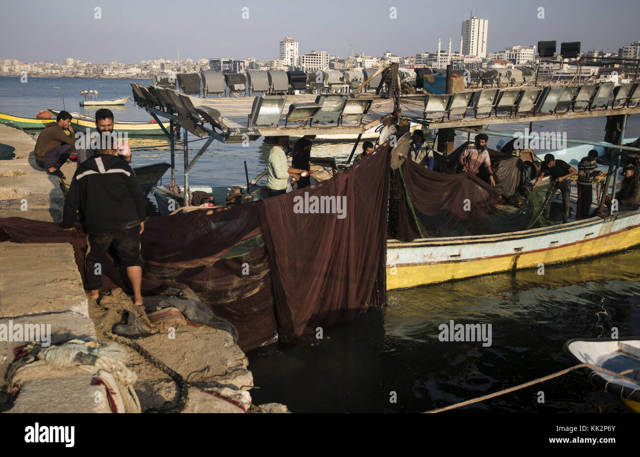Gaza City, The Gaza Strip, Palestine. 27th Nov, 2017. Palestinian ...
