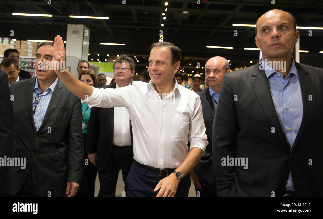 SÃO PAULO, SP - 28.11.2017: DORIA IANUGURA CANTEIROS NA AV 9 DE JULHO ...