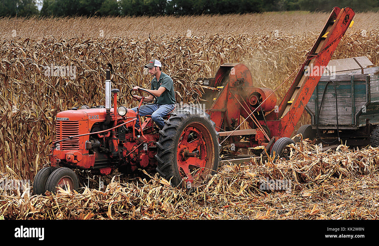 Atkinson, Iowa, USA. 21st Sep, 2009. Kyle Jahn harvests corn with Case ...