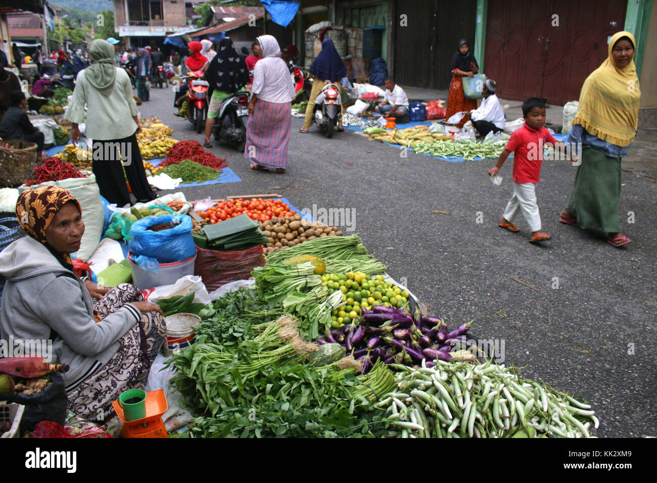 Blangpidie, Aceh, Indonesia. 28th Nov, 2017. Aceh local people seen ...