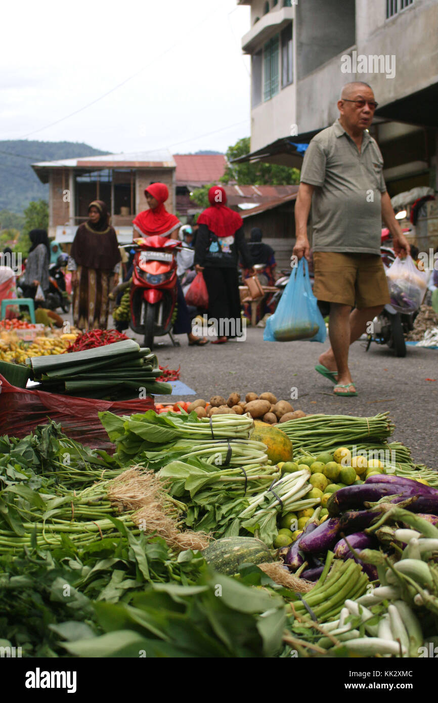 Blangpidie, Aceh, Indonesia. 28th Nov, 2017. Aceh local people seen ...
