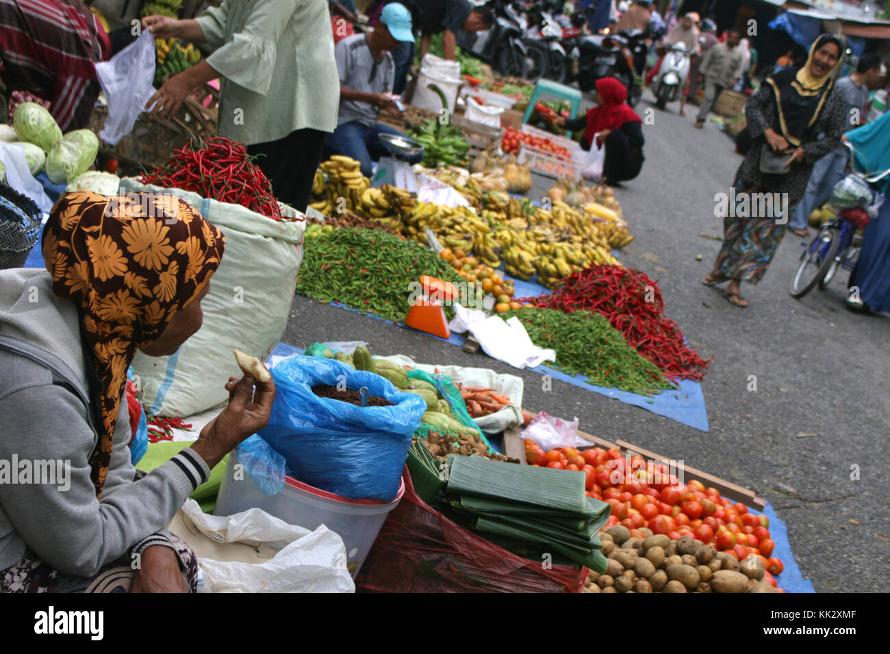 Blangpidie, Aceh, Indonesia. 28th Nov, 2017. Aceh local people seen ...