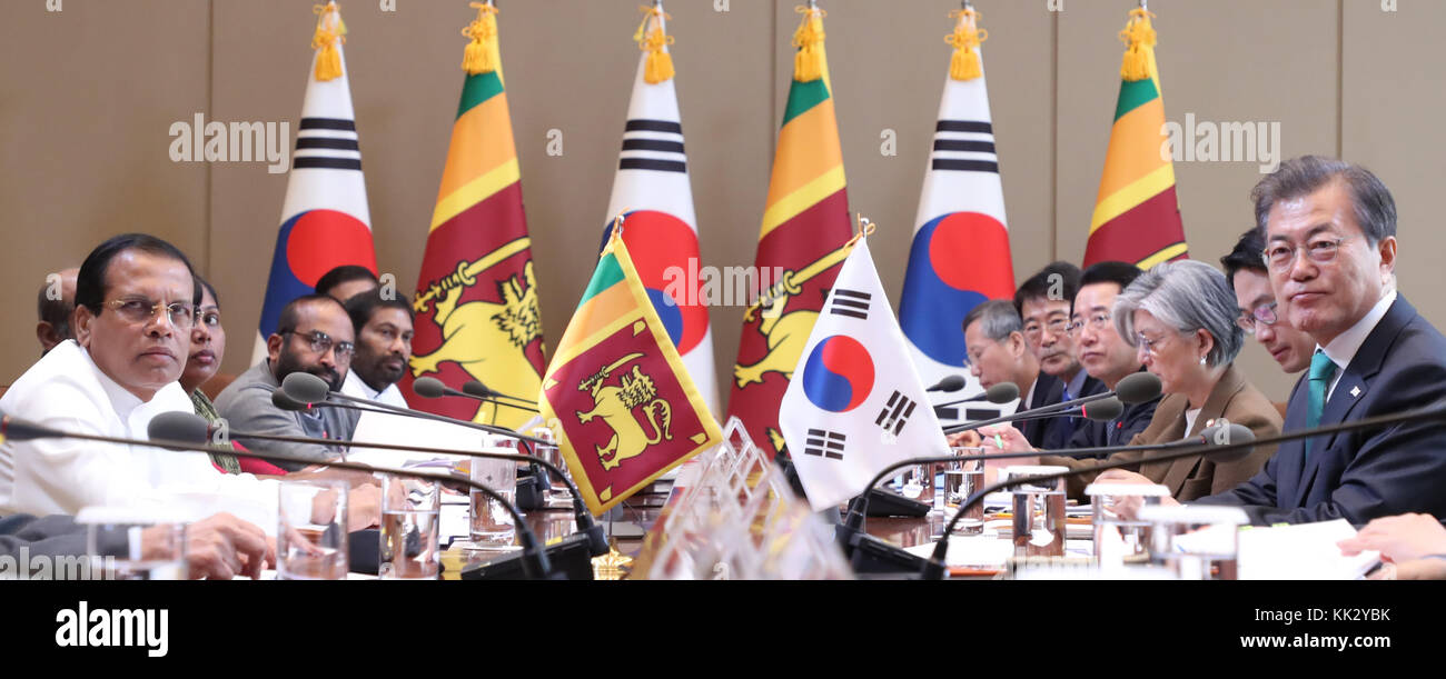 29th Nov, 2017. S. Korea-Sri Lanka summit President Moon Jae-in (R ...