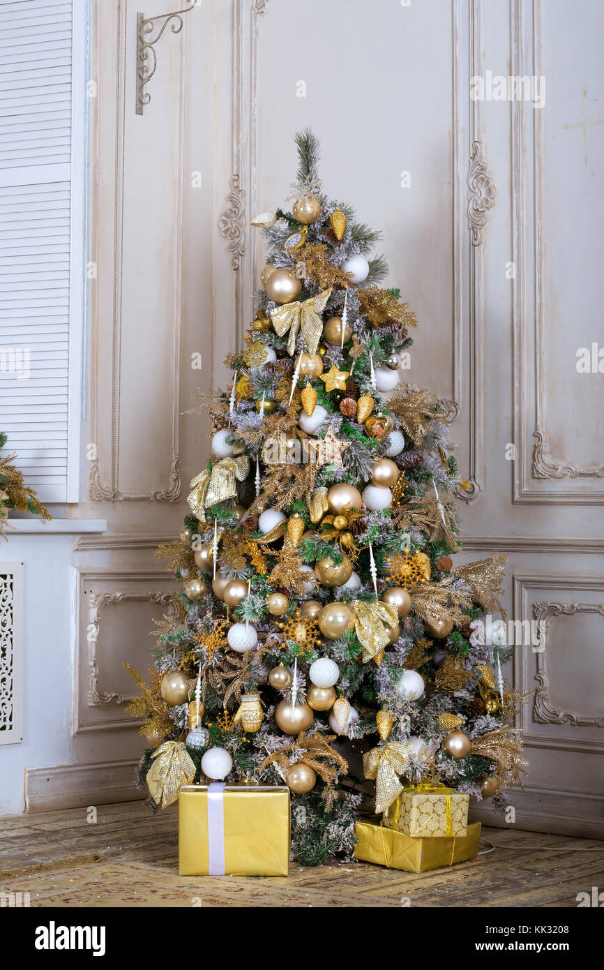 Cozy room decorated tree gift hi-res stock photography and images - Alamy