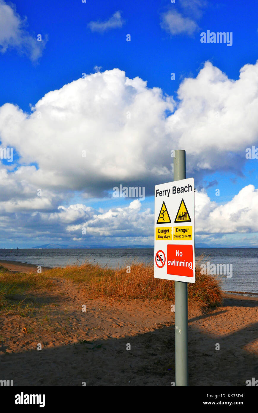 Strong currents warning sign beach hi-res stock photography and images ...