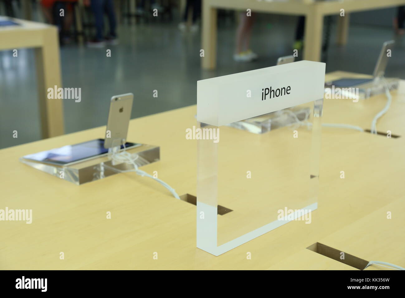 Apple store china shanghai pudong hi-res stock photography and images ...