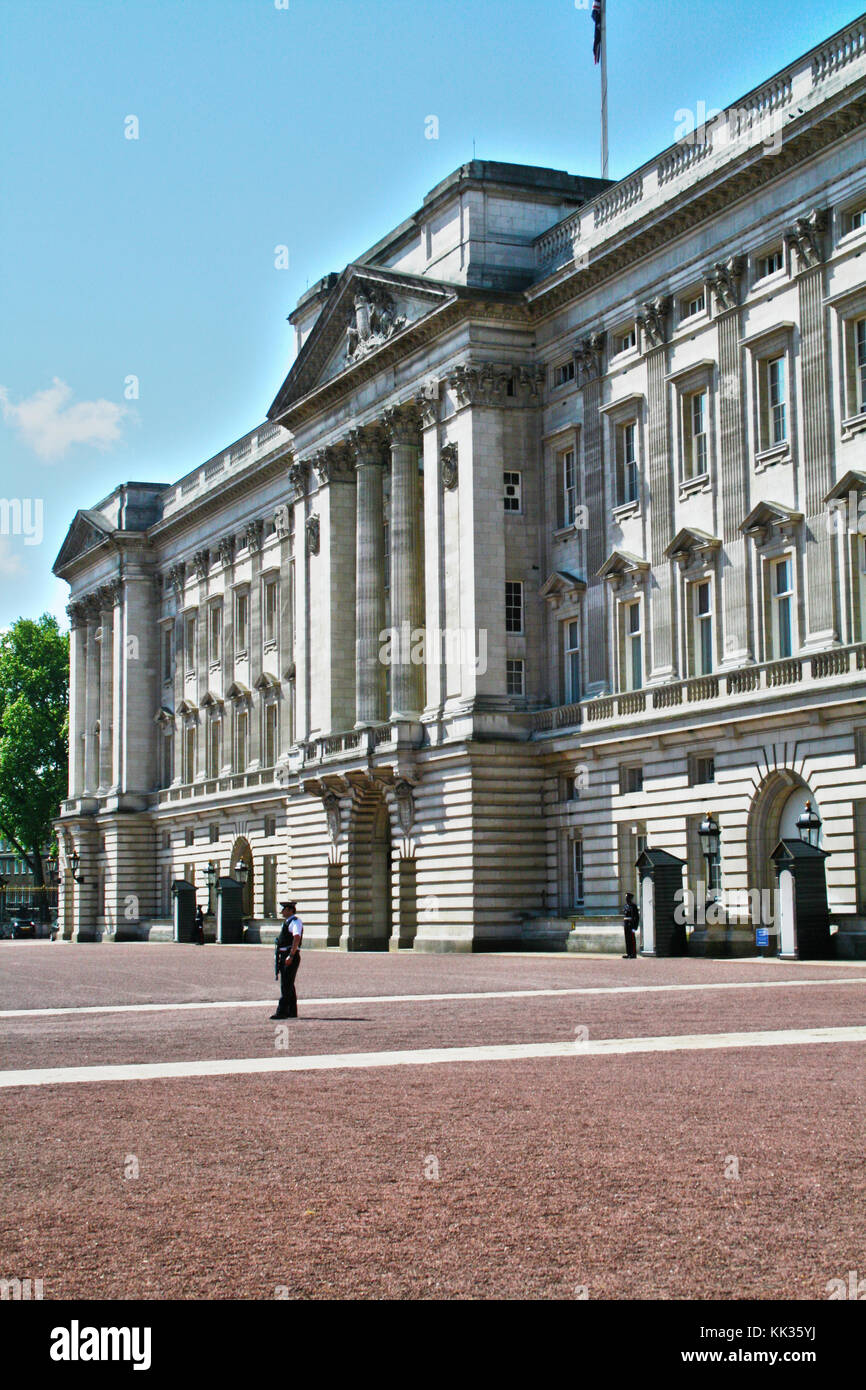 Buckingham Palace in London, England Stock Photo - Alamy
