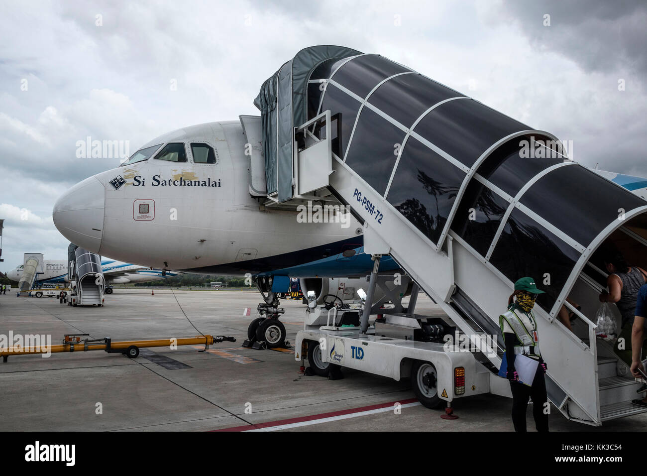 Bangkok Airways Airbus A319-132 loading passengers at Koh Samui Airport ...