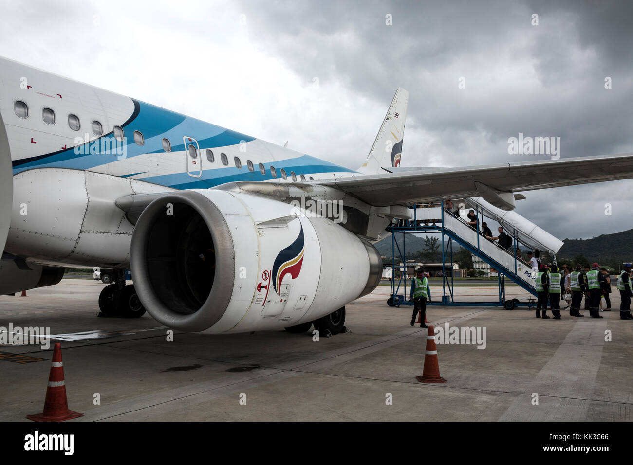 Aircraft loading passengers hi-res stock photography and images - Alamy