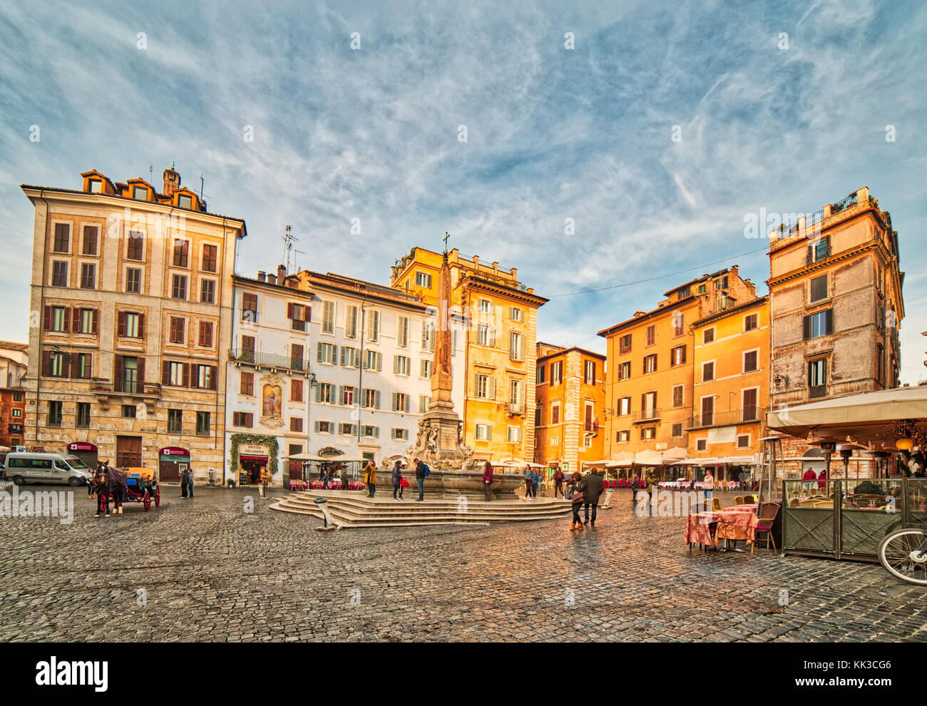 ROME, ITALY - DECEMBER 25, 2017: tourists walking in ancient downtown ...