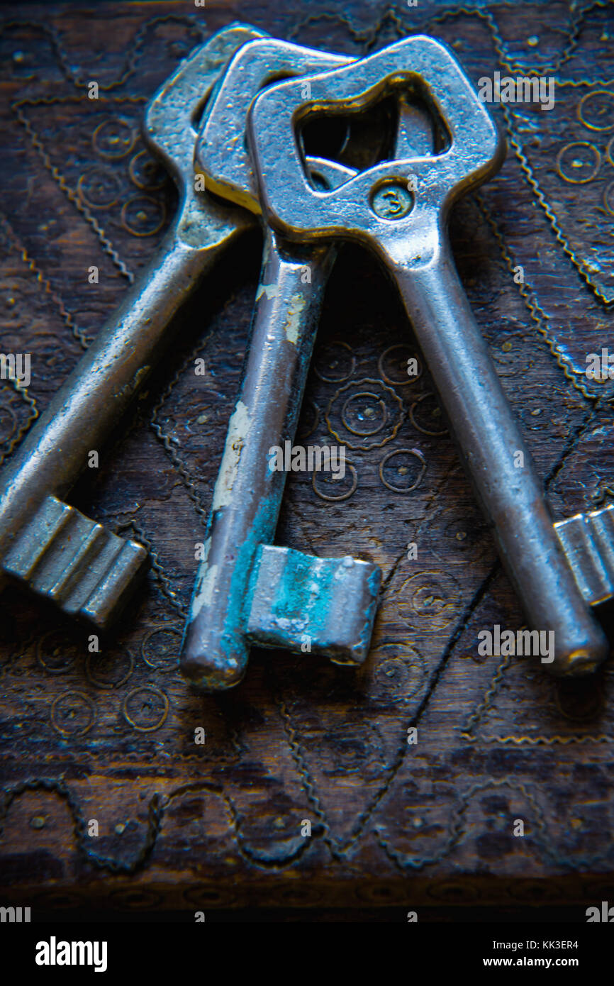 Antique cast iron keys hi-res stock photography and images - Alamy