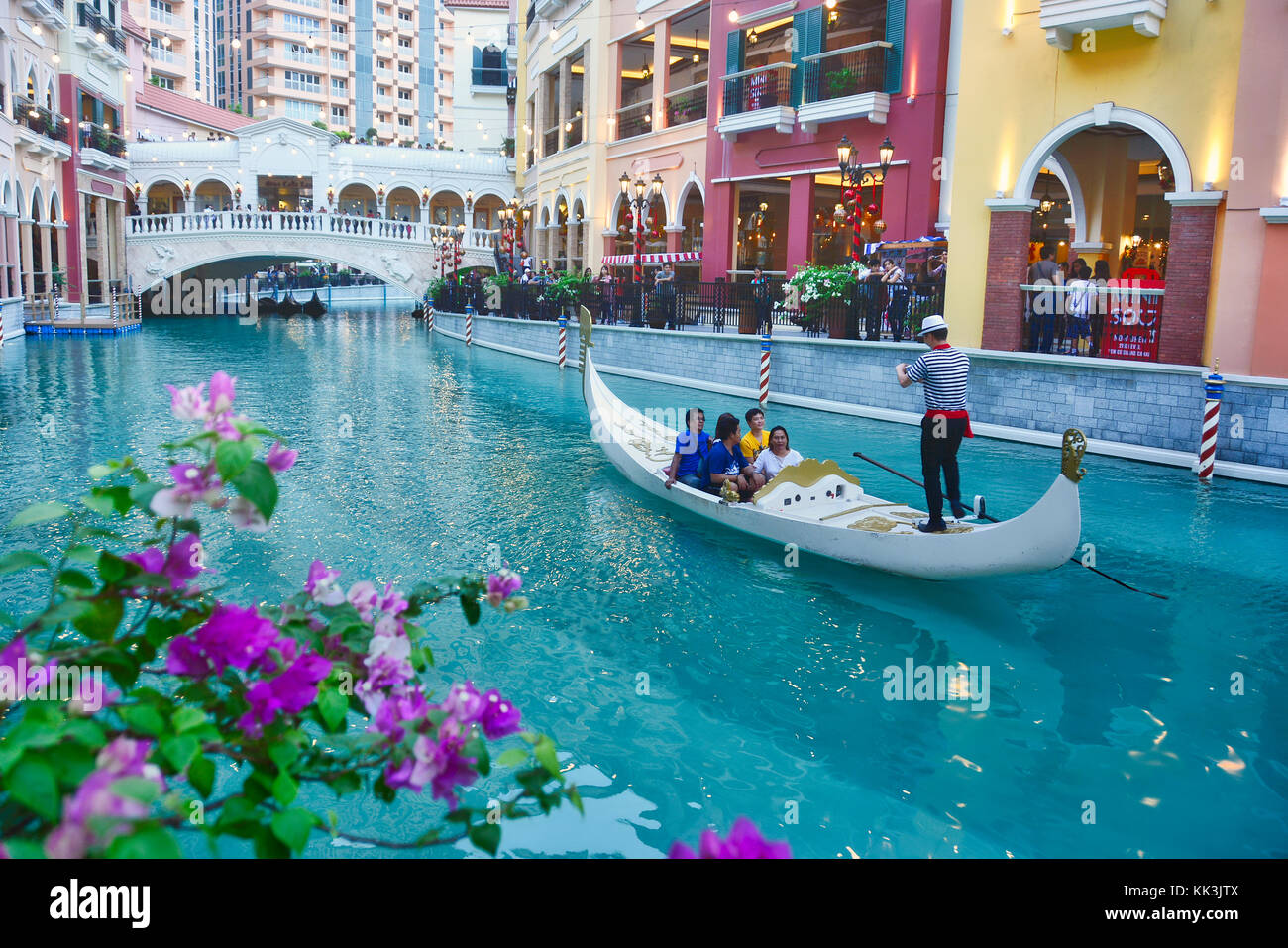 Perfect cone volcano hi-res stock photography and images - Alamy