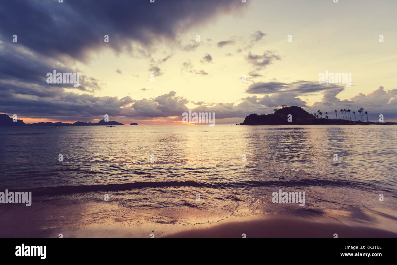 Amazing scenic view of sea bay and mountain islands, Palawan ...