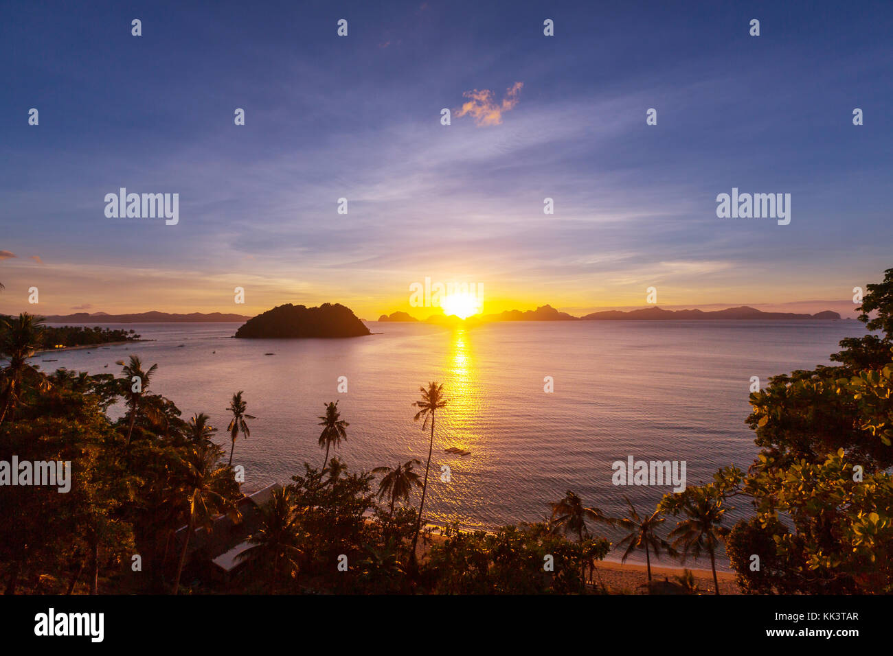 Amazing scenic view of sea bay and mountain islands, Palawan ...