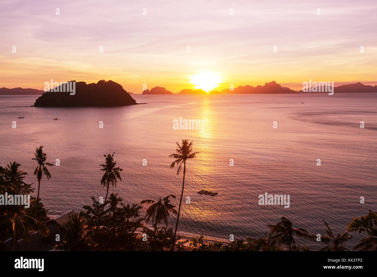 Amazing scenic view of sea bay and mountain islands, Palawan ...