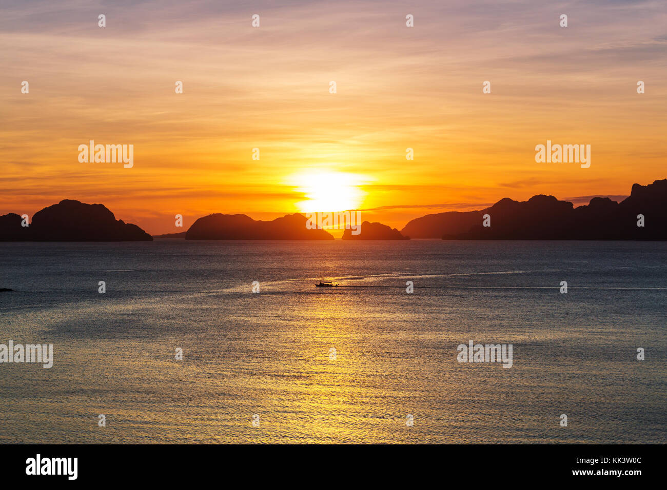 Amazing scenic view of sea bay and mountain islands, Palawan ...