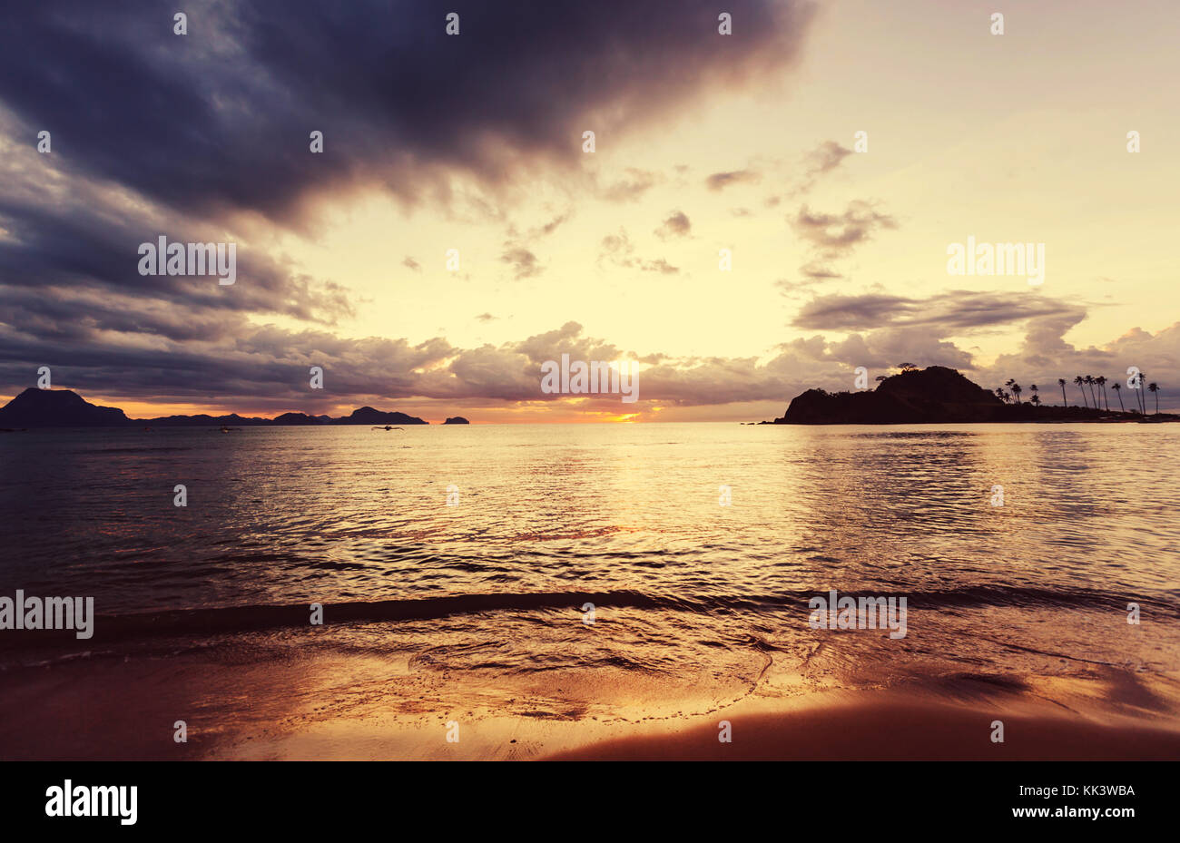 Amazing scenic view of sea bay and mountain islands, Palawan ...