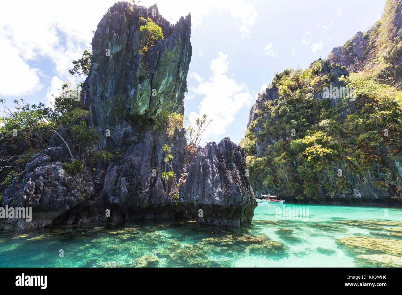Amazing scenic view of sea bay and mountain islands, Palawan ...