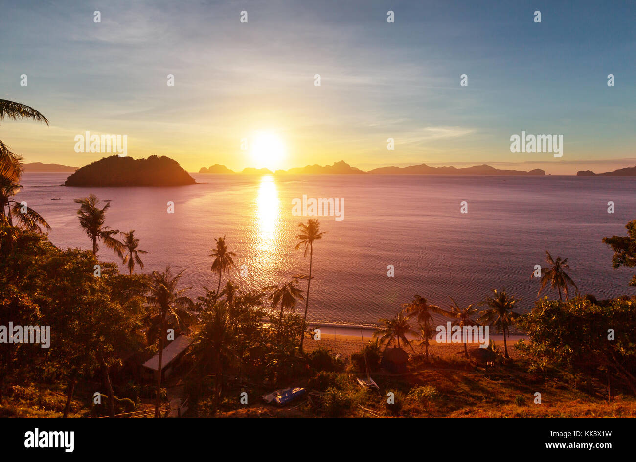 Amazing scenic view of sea bay and mountain islands, Palawan ...