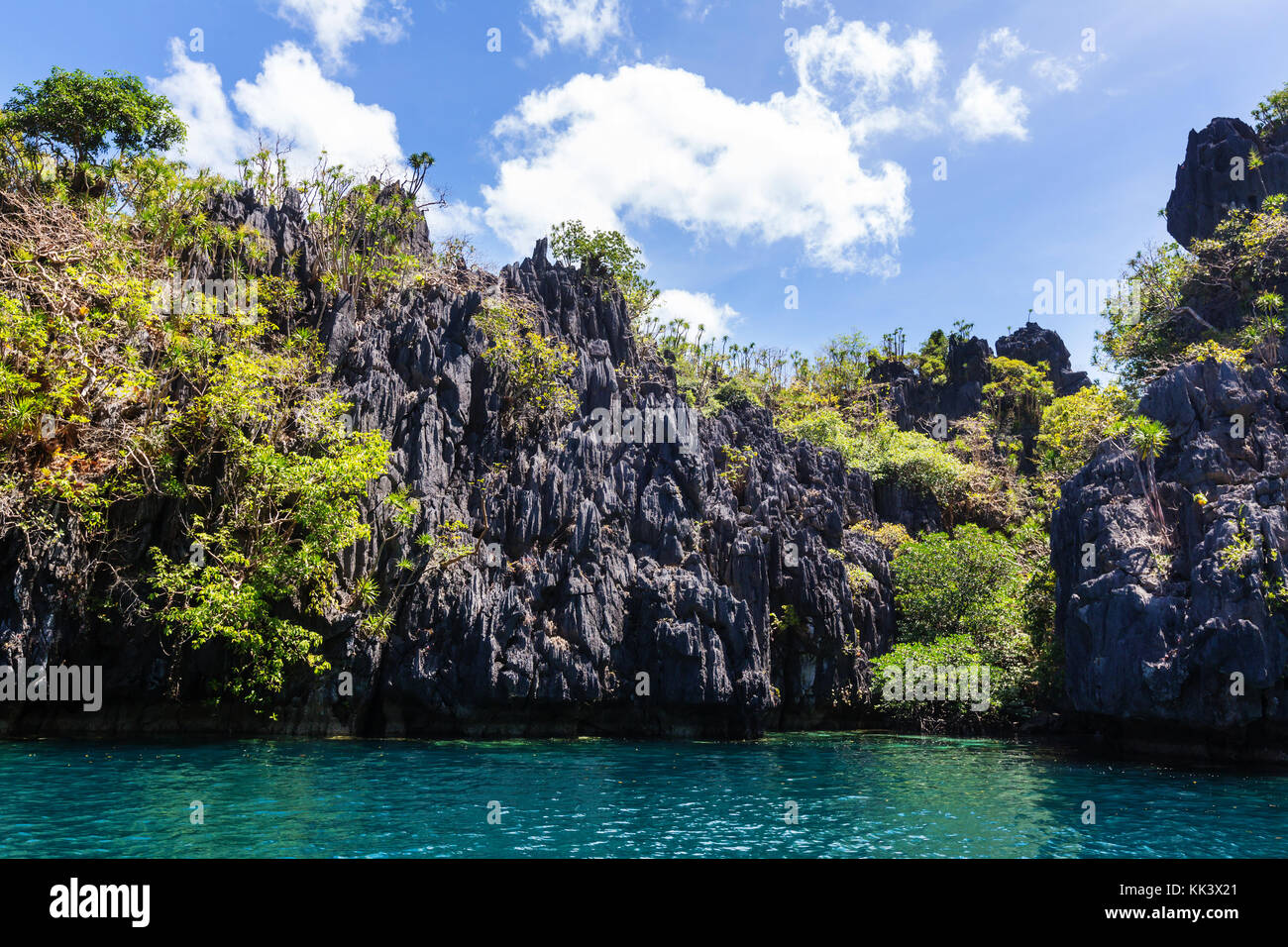 Amazing scenic view of sea bay and mountain islands, Palawan ...