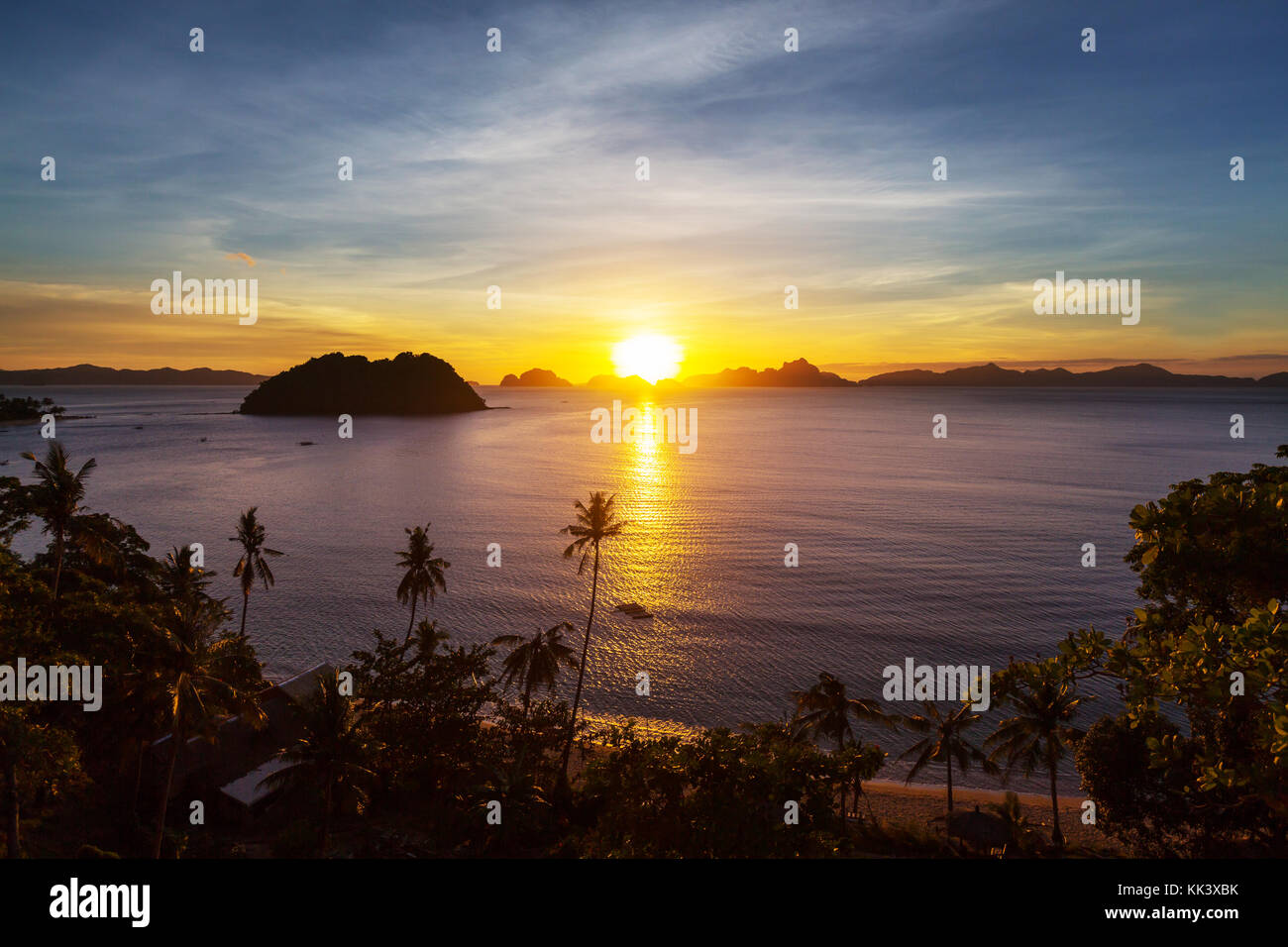 Amazing scenic view of sea bay and mountain islands, Palawan ...