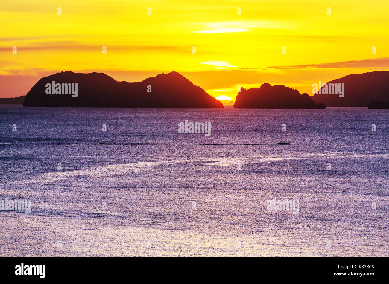Amazing scenic view of sea bay and mountain islands, Palawan ...
