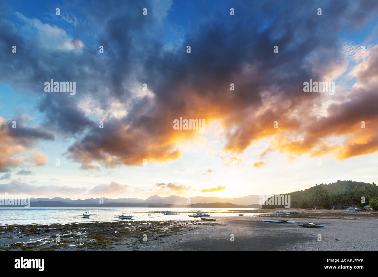 Amazing scenic view of sea bay and mountain islands, Palawan ...