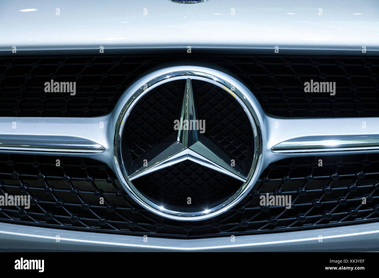 Mercedesstern hi-res stock photography and images - Alamy