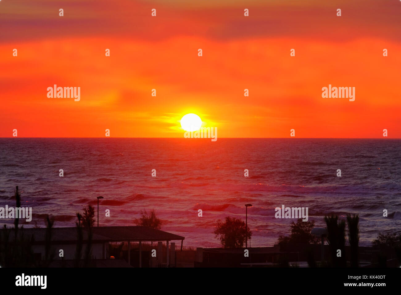 Big red sun hi-res stock photography and images - Alamy