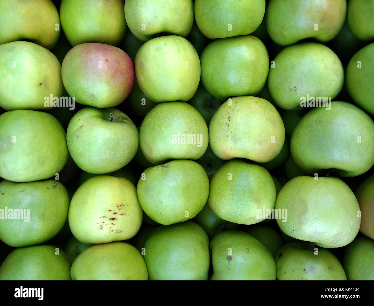Green apples background. Healthy food Stock Photo - Alamy