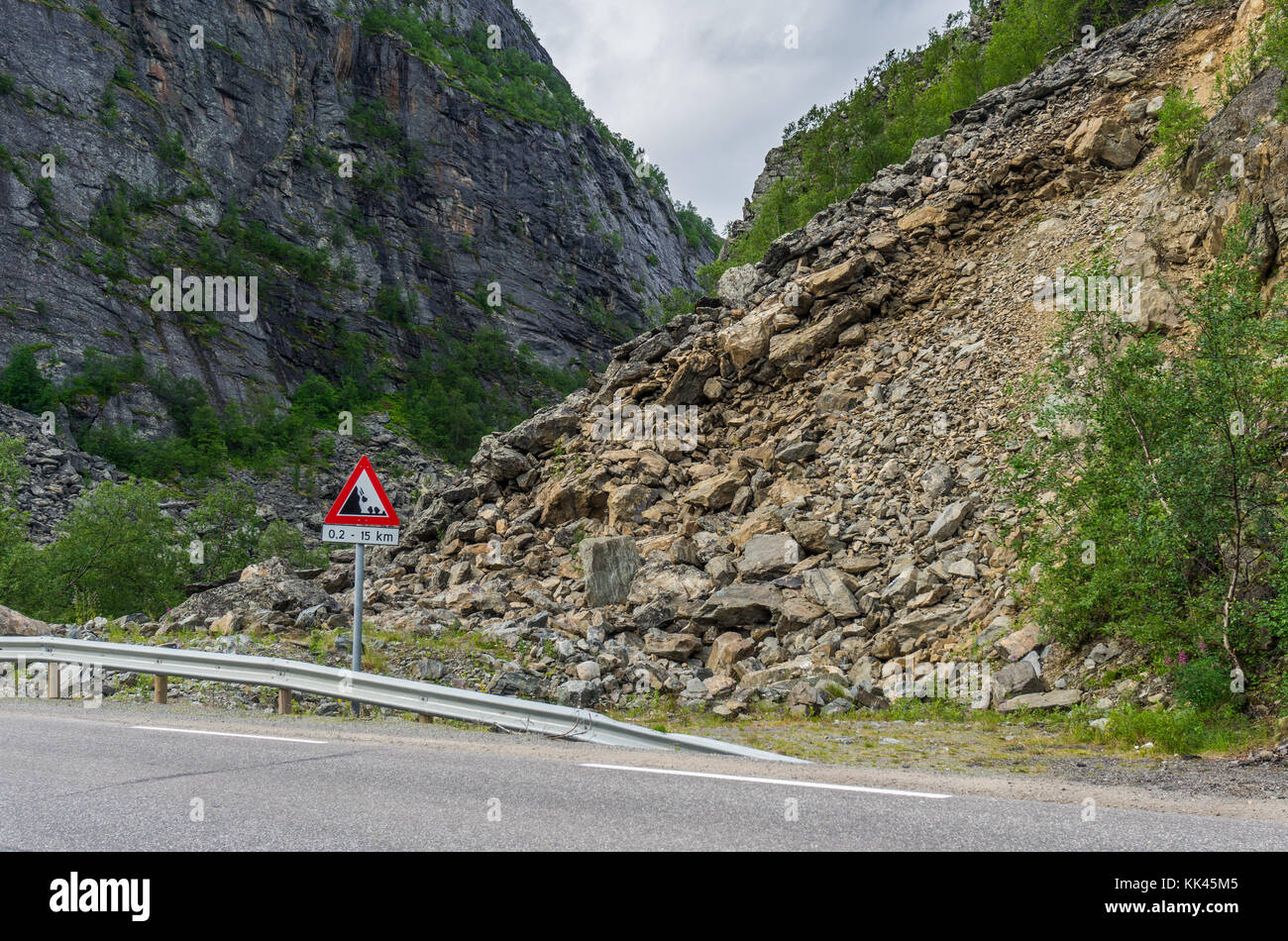 Road sign warning dangerous slope hi-res stock photography and images ...
