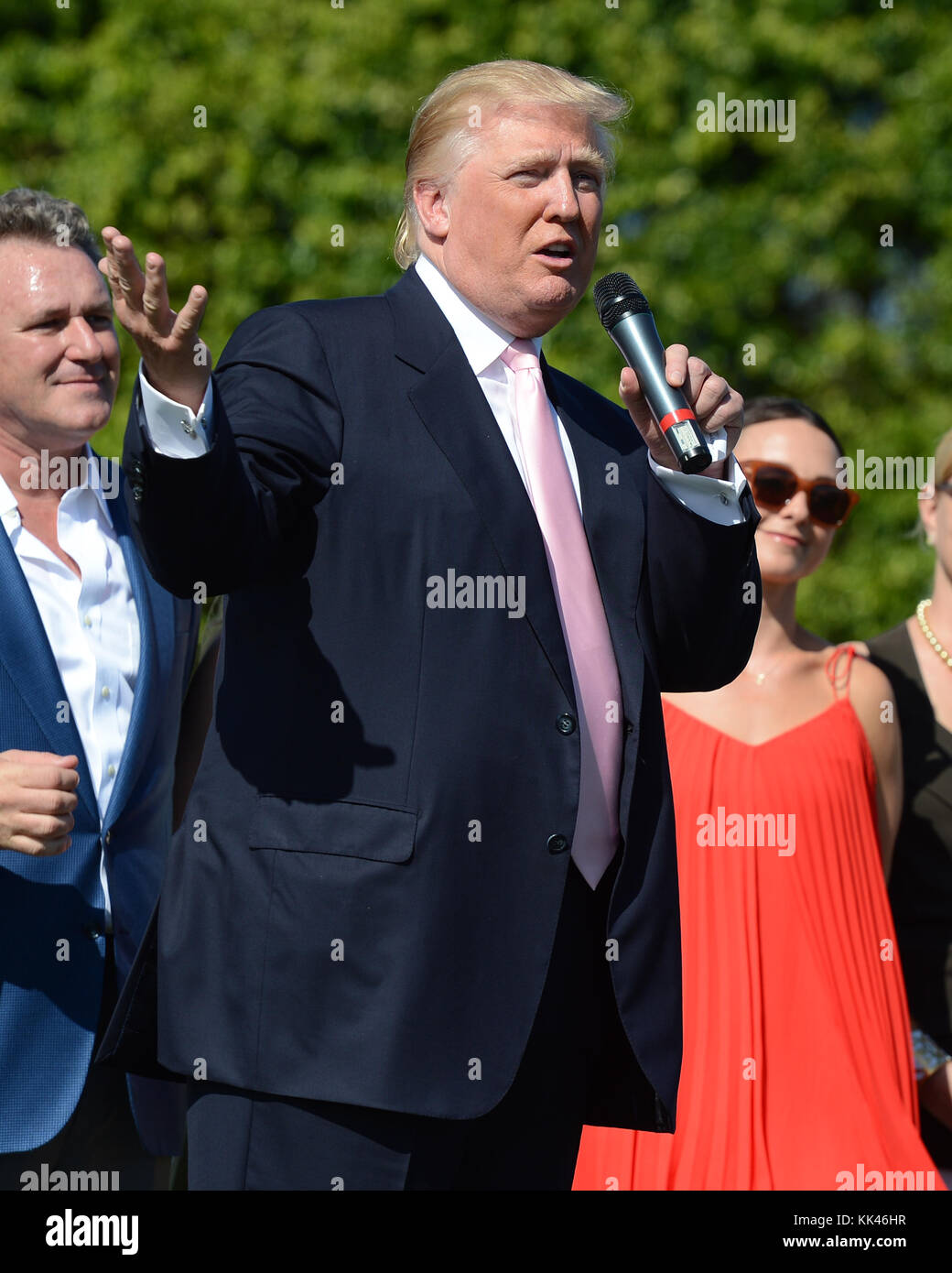 PALM BEACH, FL - JANUARY 06: Melania Trump, Barron Trump and Donald ...