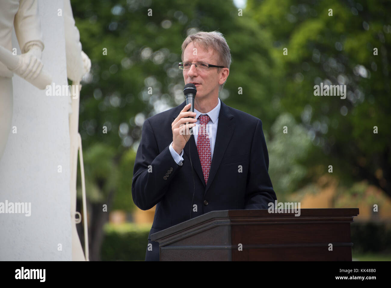 MIAMI, FL - MAY 30: Former presidential candidates and U.S. Senator ...