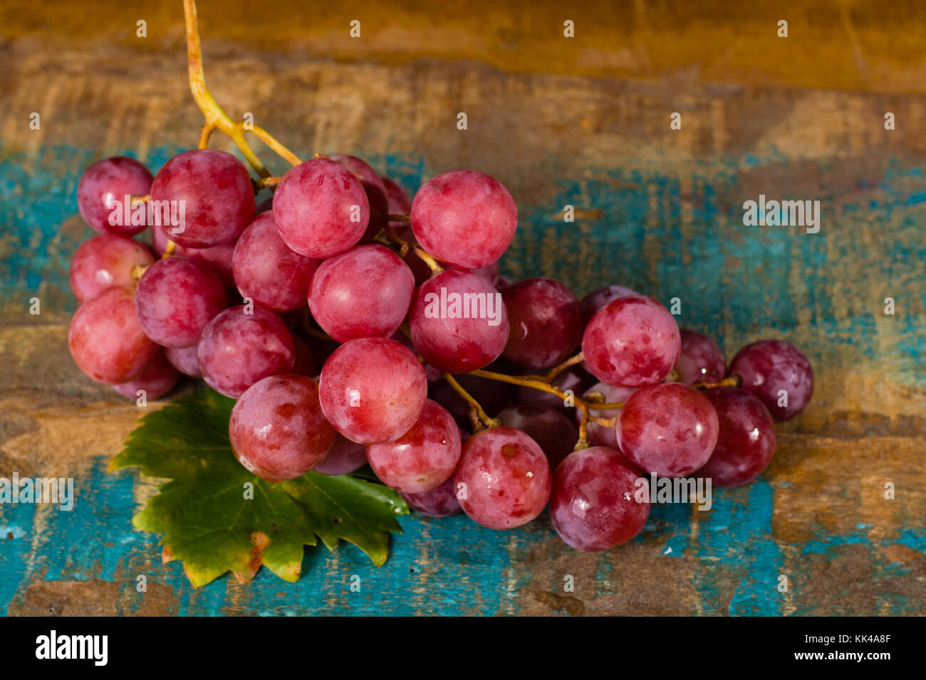 Bunch of large organic table grapes Red Globe close up Stock Photo - Alamy