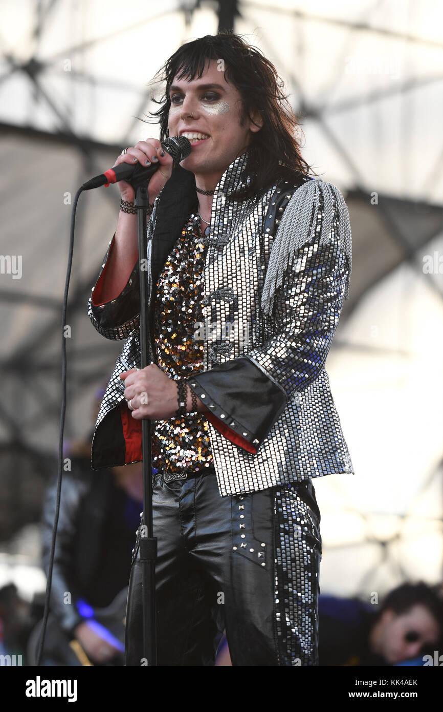 Struts singer hi-res stock photography and images - Alamy