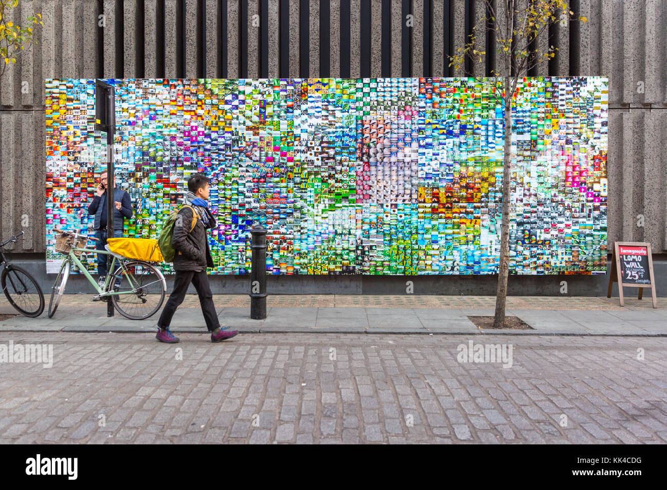 People walking past gallery hi-res stock photography and images - Alamy